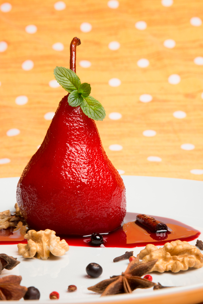 Peras al vino, un postre gourmet fácil de hacer